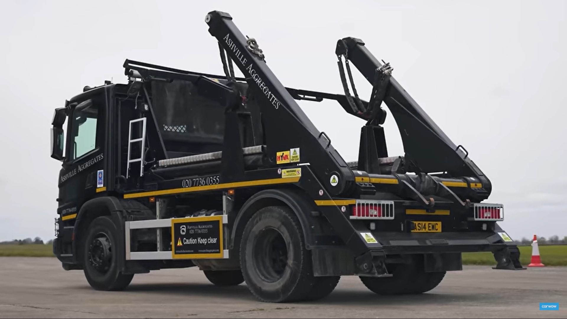 Watch A Scania Skip Truck and A Scania Grab Truck Gang Up On A Volvo ...