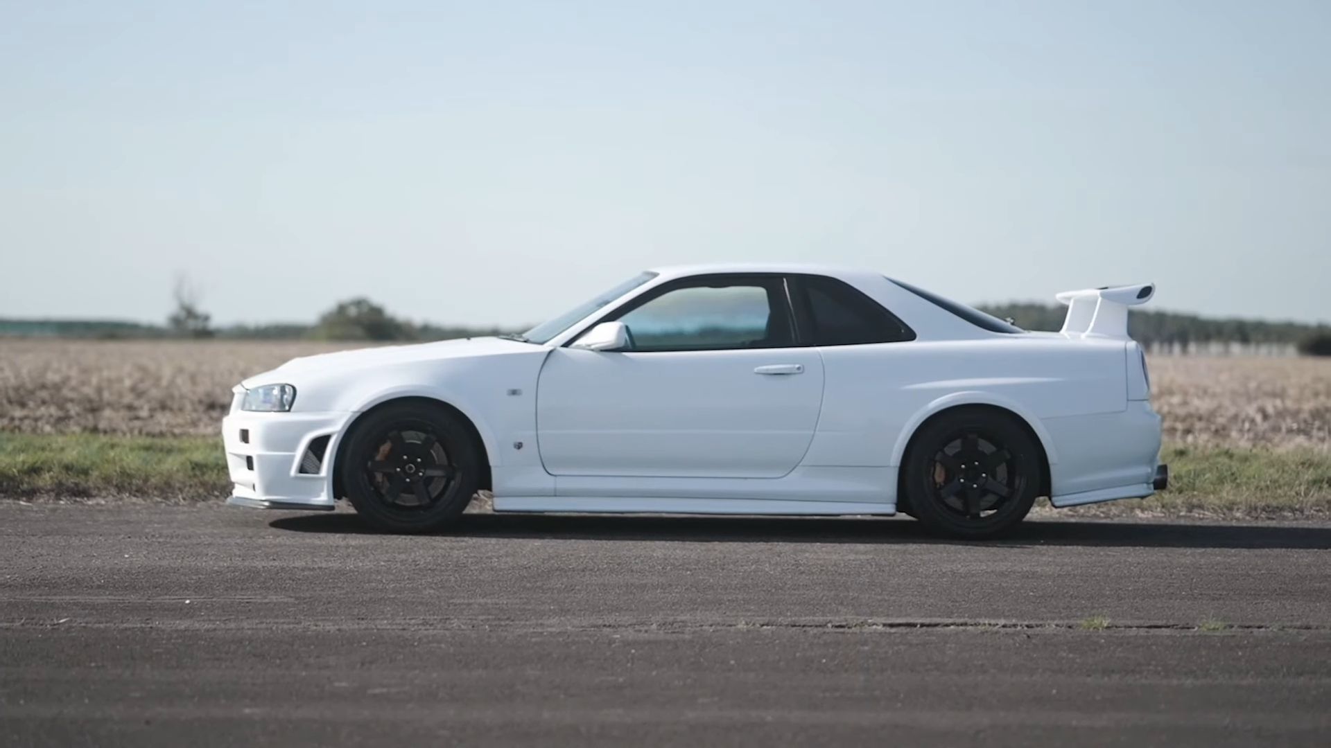 Old-School vs Modern: Watch a Stock Nissan R35 GT-R Nismo Try To Show ...