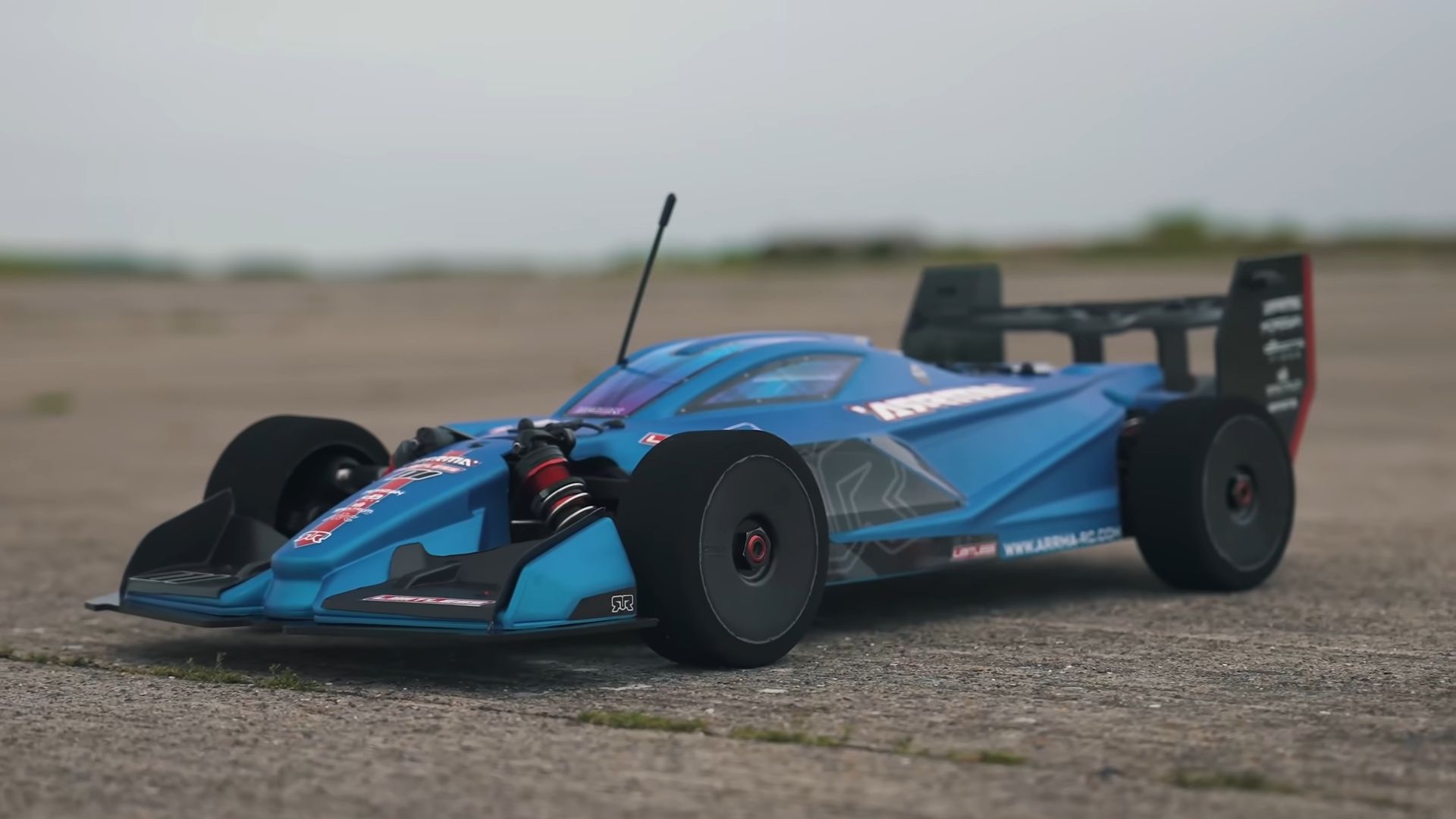 This Ridiculously Quick Radio Control Car Defeated An F1 Car And A ...