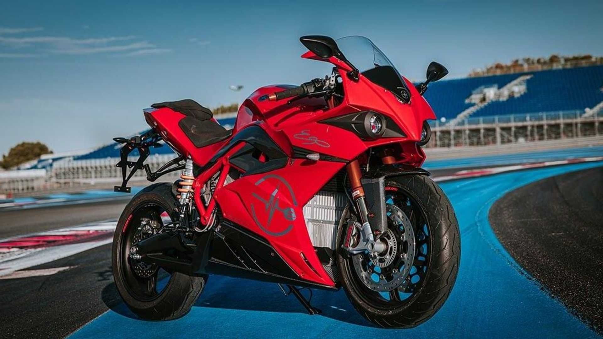 Drag Race: Electric bike vs. Petrol Bike vs. Supercar