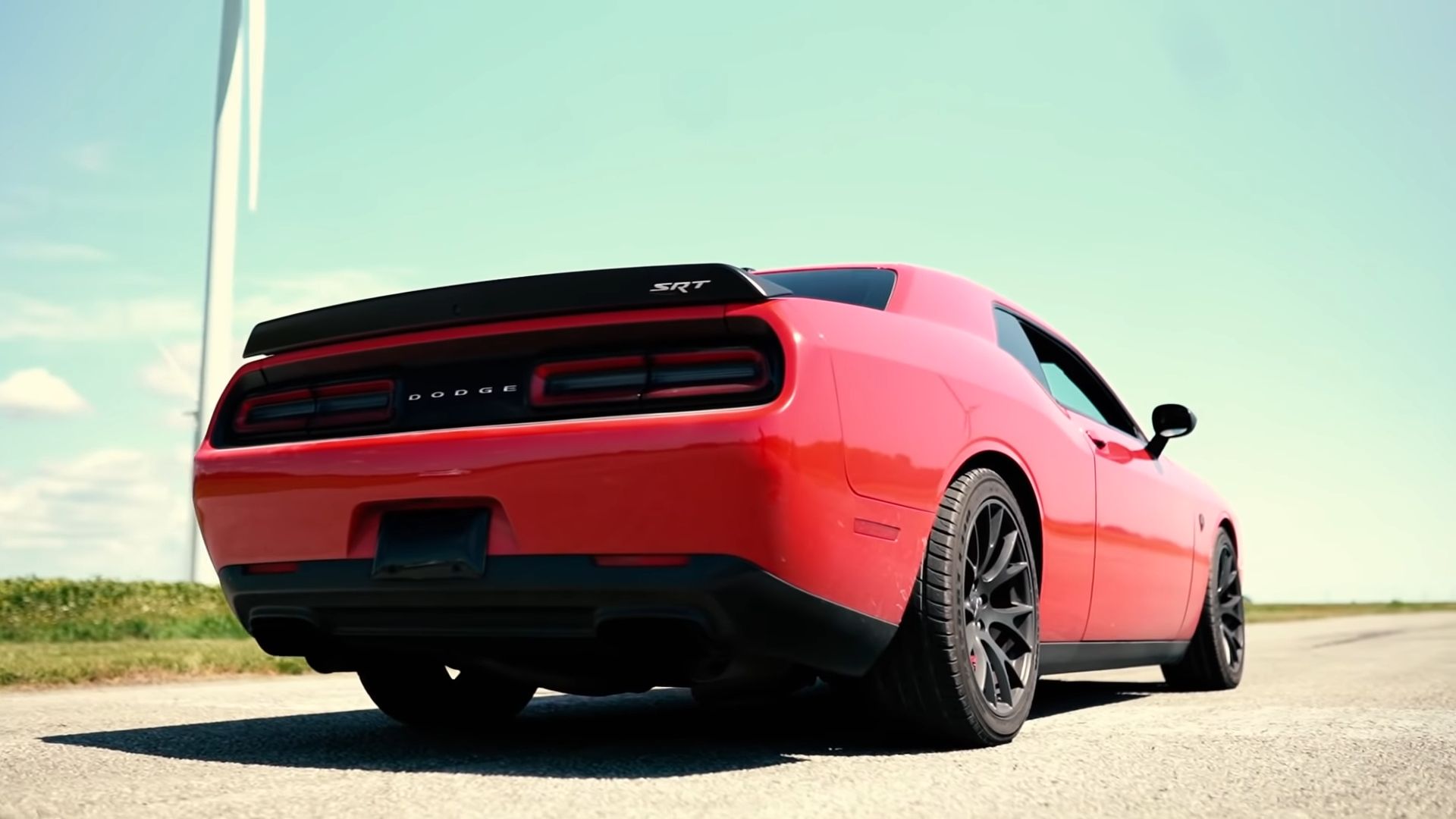 Watch A Dodge Challenger Hellcat and A Roush-Tuned Ford Mustang Choke ...