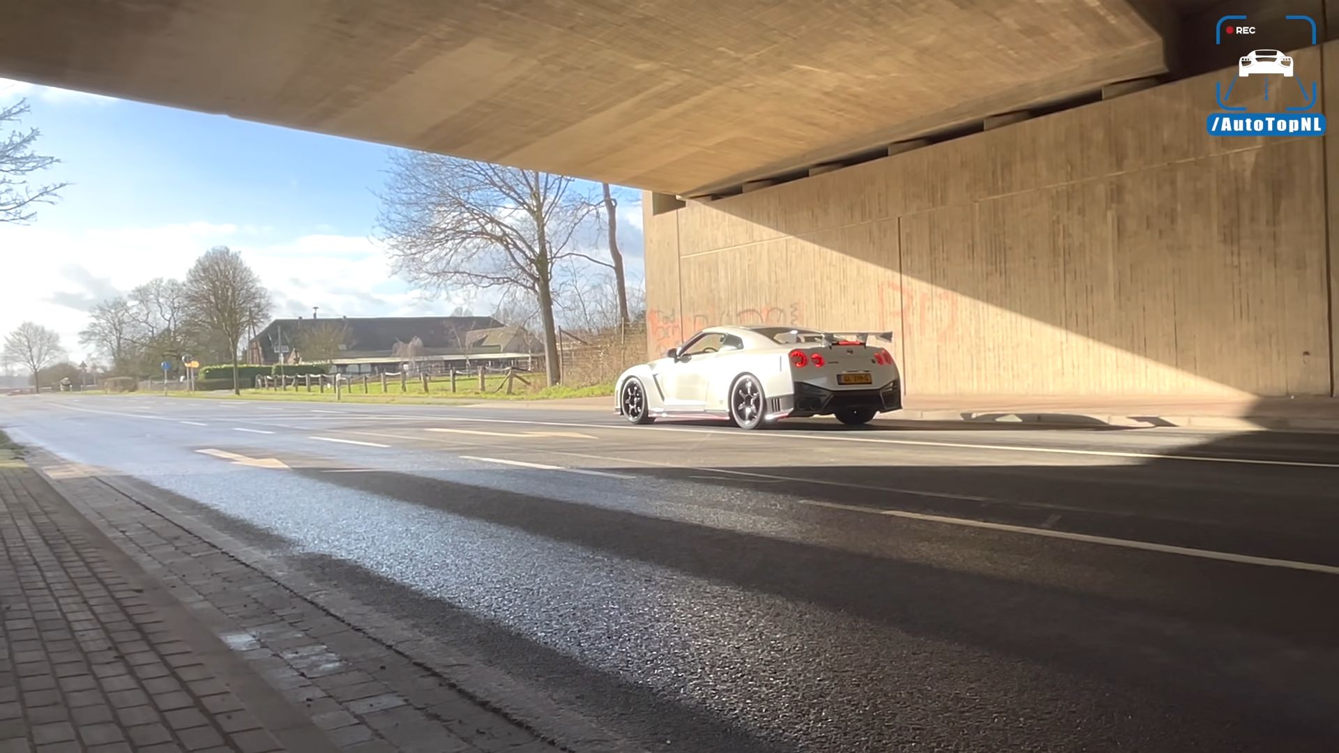 A Nissan GT-R NISMO Shows It's still Insanely Fast, Despite Its Age