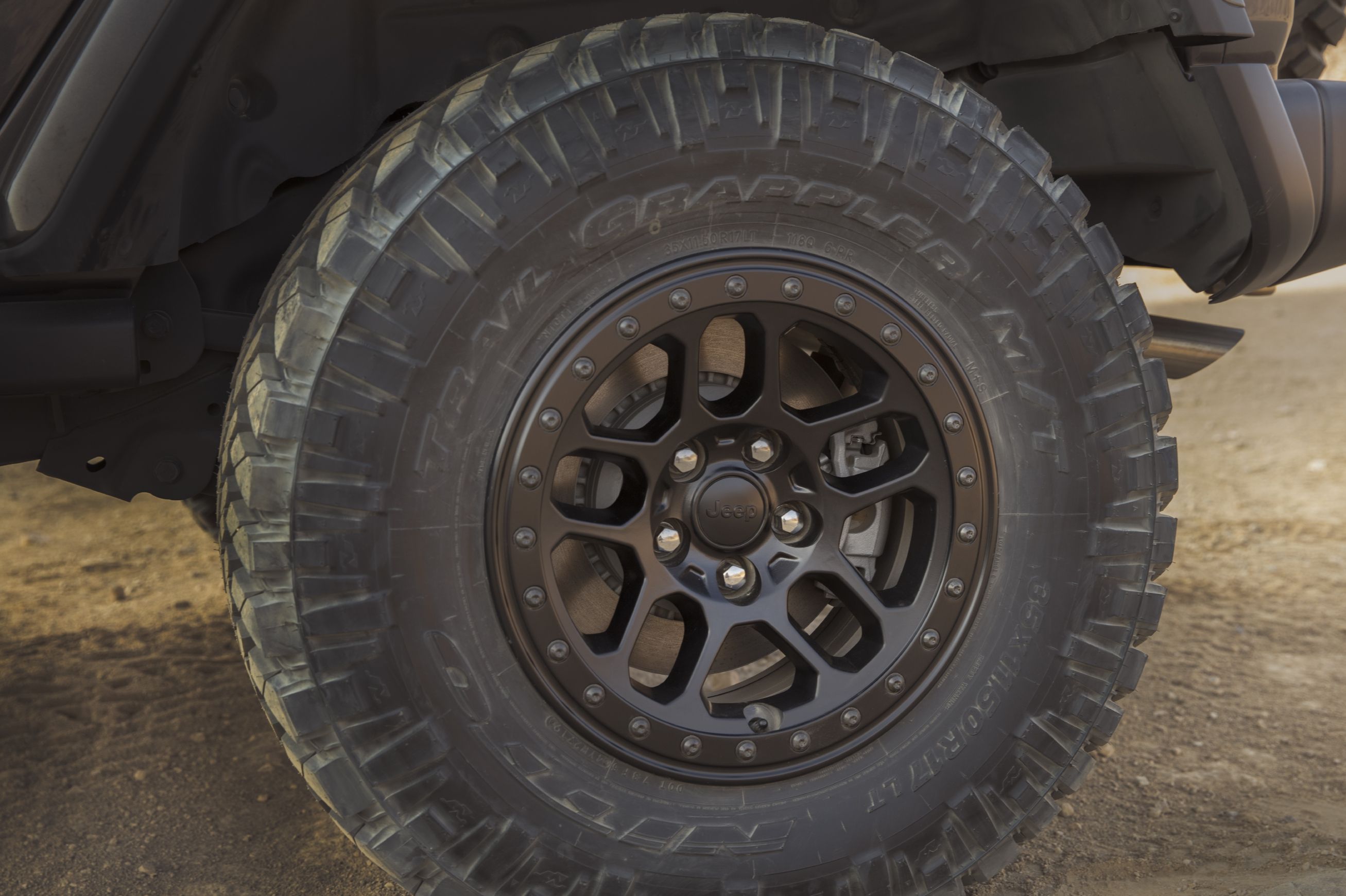 Ford Bronco Raptor vs Jeep Wrangler Rubicon 392