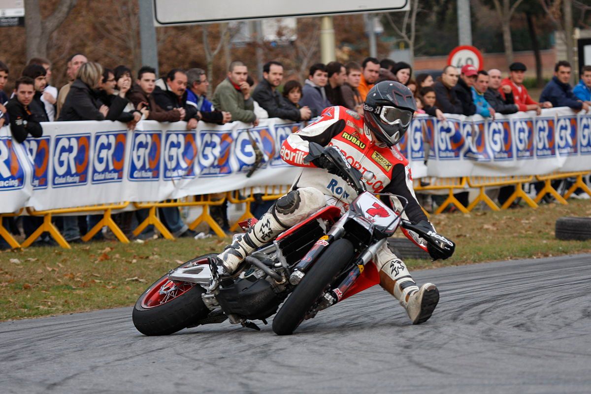 Video: How Do Motorcycle Racers Get Their Knee and Elbow on the Ground?