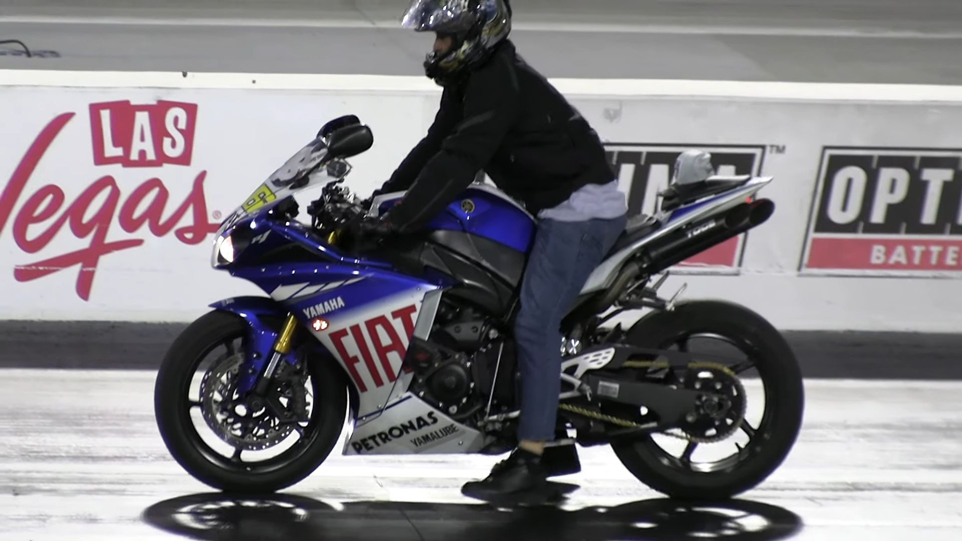 Drag Race: Watch A Harley-Davidson Bagger Punch Above Its Weight & Take ...