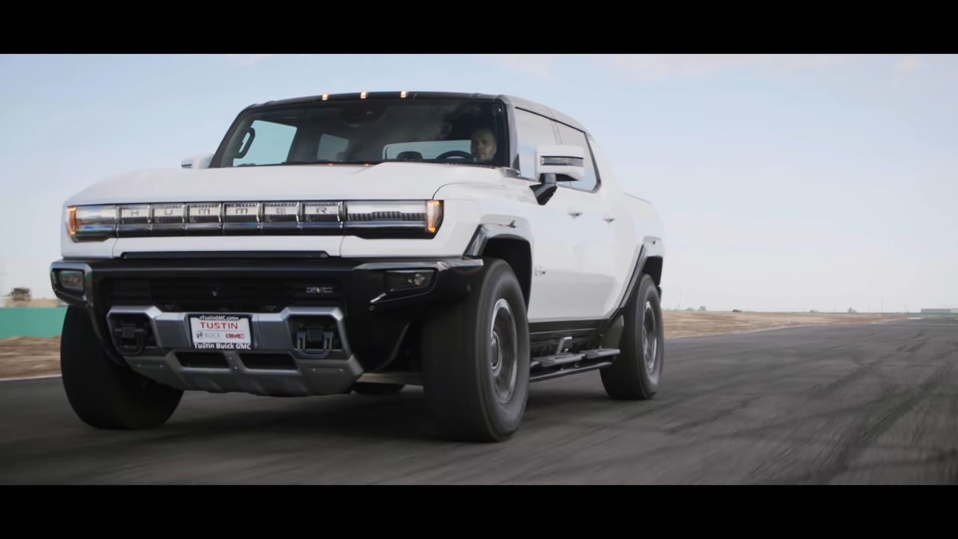2022 Electric Truck Drag Showdown: Can The GMC Hummer Beat The Rivian R1T?
