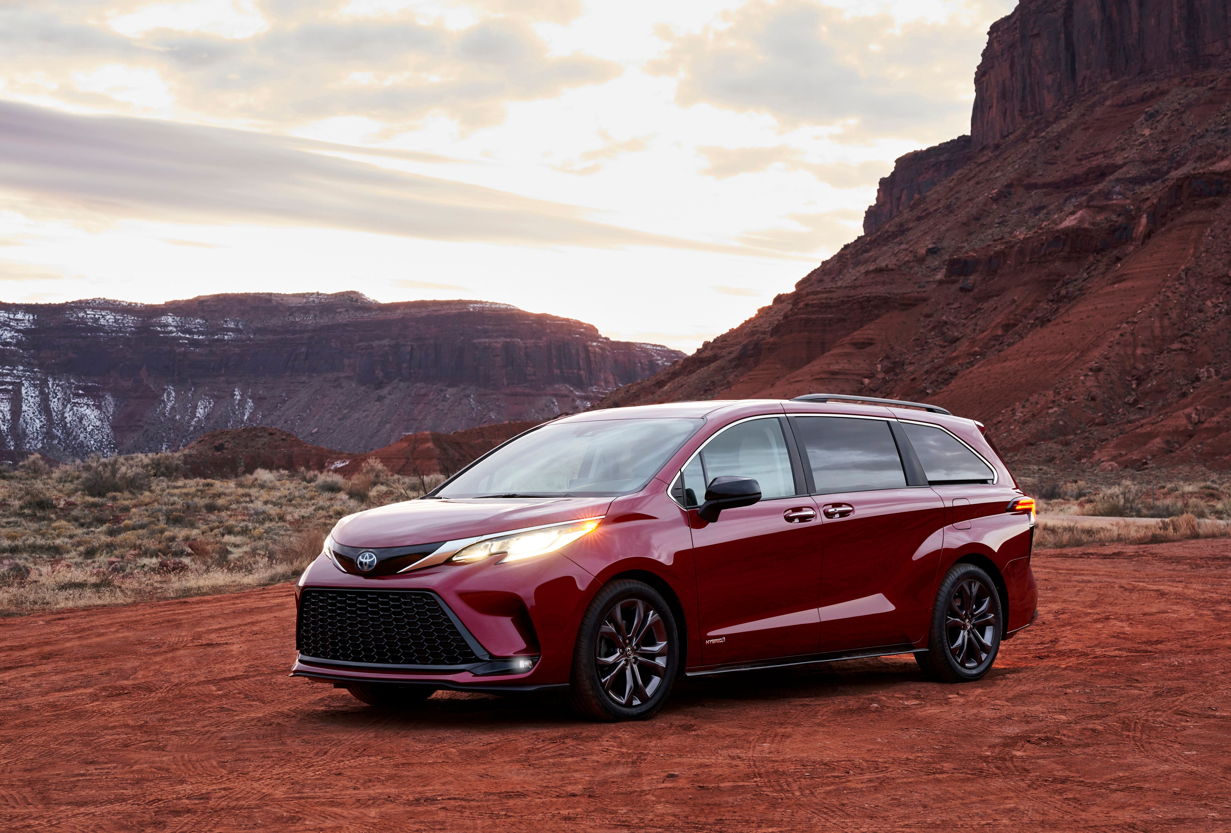 2022 Toyota Sienna - Performance, Price, and Photos