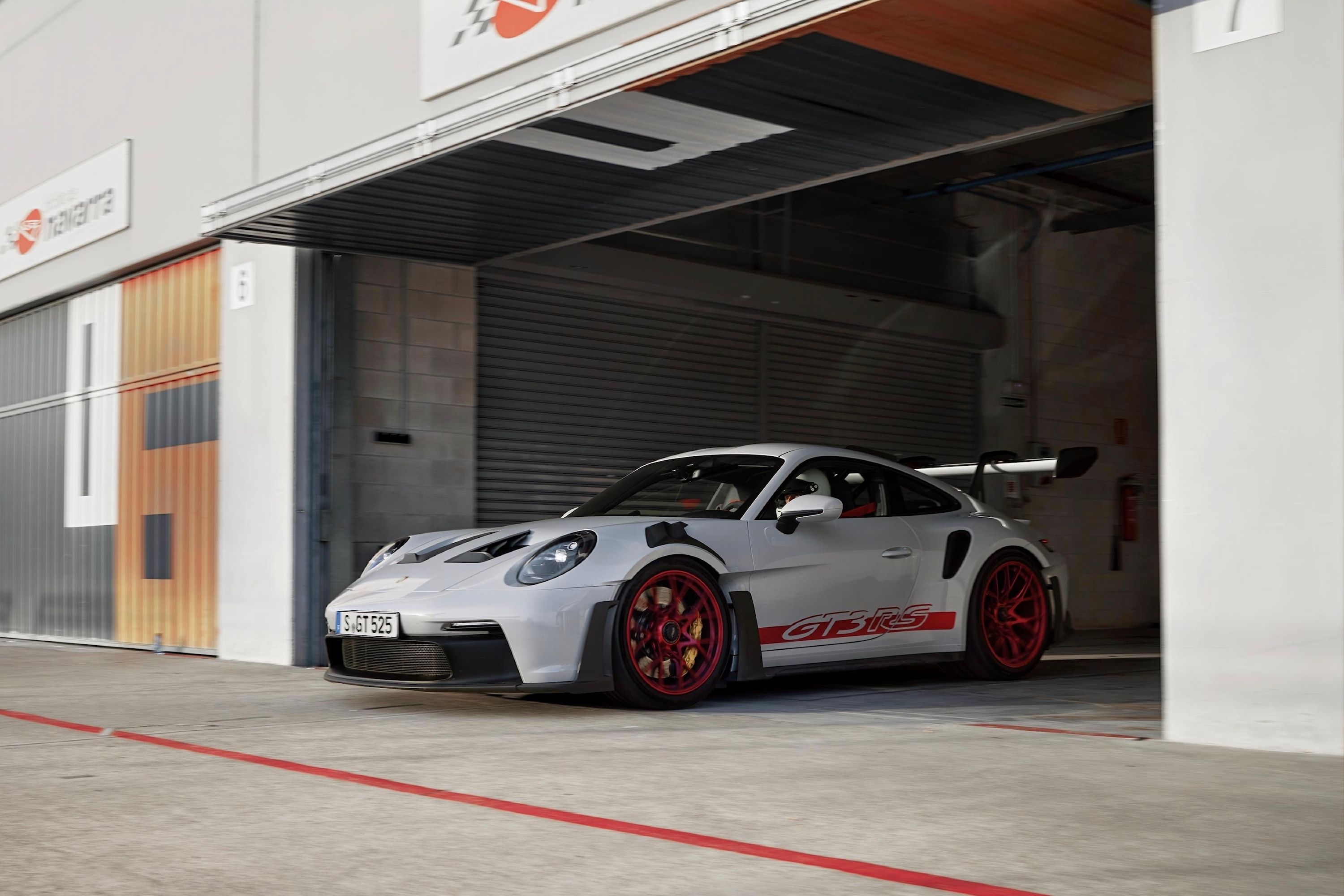 This Custom Air-Cooled Porsche 911 Build Schools The 911 GT3 RS In One ...