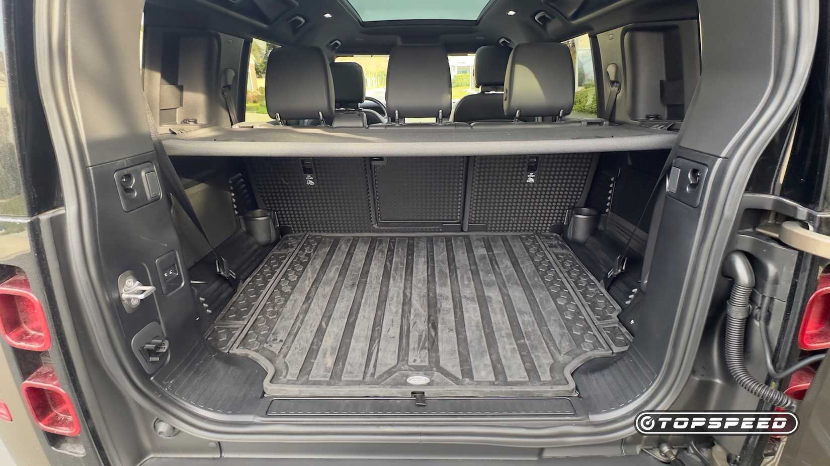 Land Rover's 2024 Defender X-Dynamic SE 110 P400 Is A Brute in a Savile ...